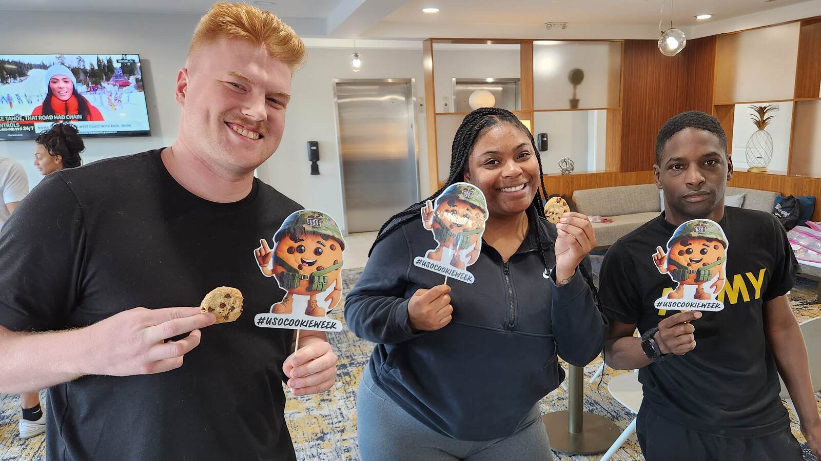 Capitan Chip visiting USO San Antonio during USO Cookie Week • USO San ...